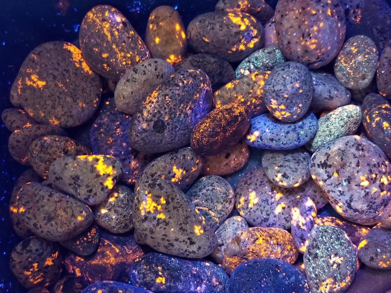 Natural vs. Artificial Lighting (Yooperlite & Glow Aggregate) | AGT ...